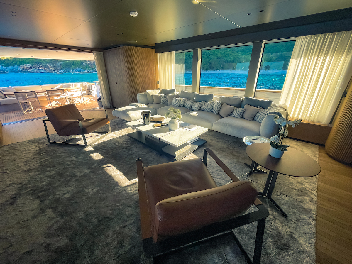 Motor yacht INVICTUS | INVICTUS yacht charter | YACHTZOO
