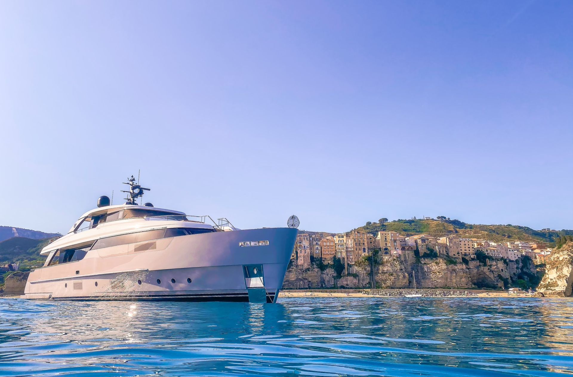 Motor yacht INVICTUS | INVICTUS yacht charter | YACHTZOO